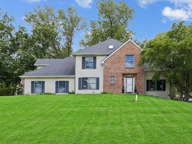 3451 Valley Oaks Dr, Clinton, IA 52732