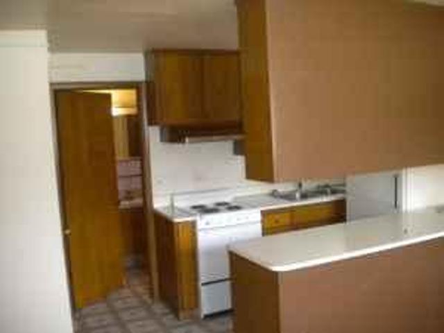 $345 nice efficiency apartment/no utilities available now north lincoln
