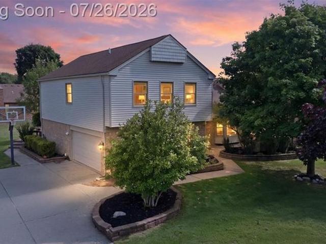 34678 Pembroke Ave, Livonia, MI 48152