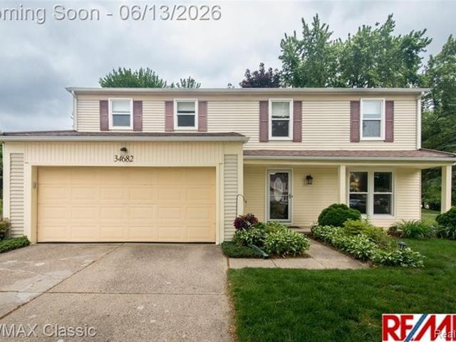 34682 Bunker Hill Dr, Farmington Hills, MI 48331