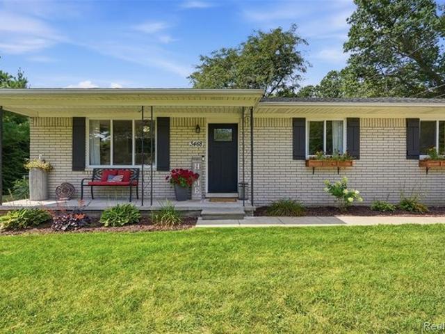 3468 Hope Lake Dr, Brighton Township, MI 48114