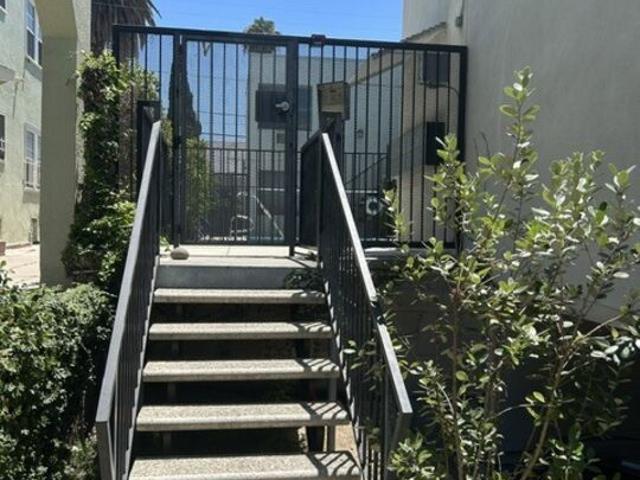 346 S Van Ness Avenue 10
