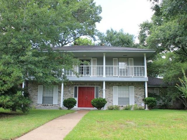 347 Forest Lake Dr, Taylor Lake Village, TX 77586
