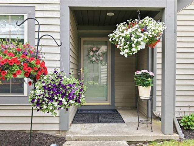 347 N Bayshore Dr, Columbiana, OH 44408