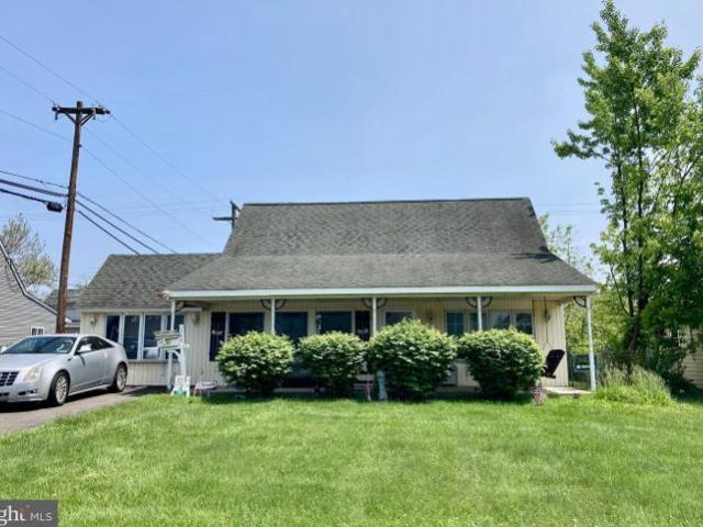 348 Indian Creek Dr, Levittown, PA 19057