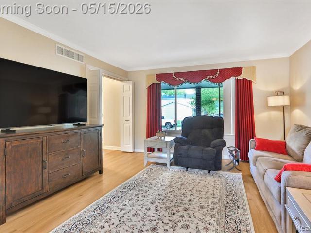 348 Meadowlake Rd