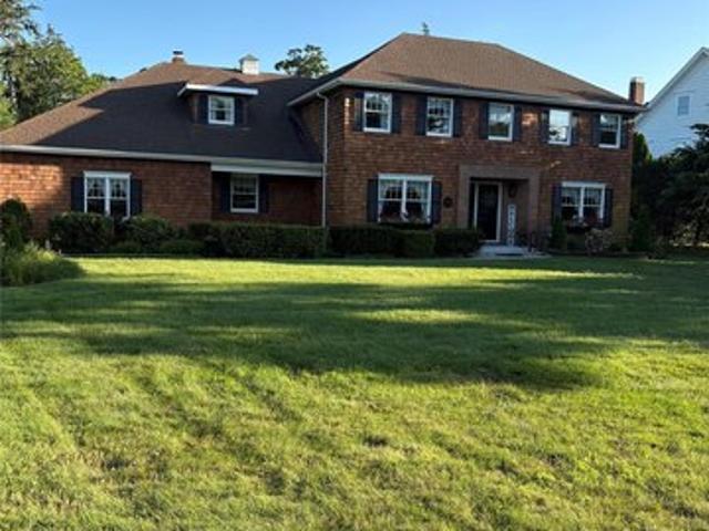 348 Middle Rd, Bayport, NY 11705