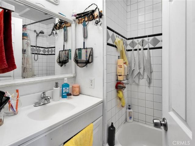 348 W 83rd St, Los Angeles, CA 90003 | MLS #CV26084