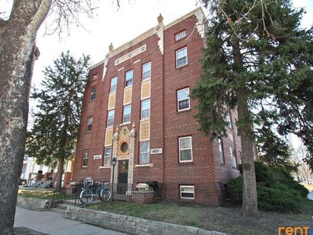 $349 / 1br Large, Historic Studio Apartment w/ Character/Hardwood Floors 1403 E Street