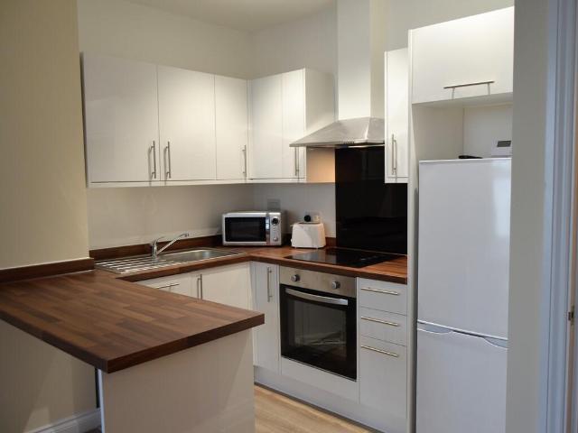 34 42 Embankment Road, Flat 40A 2 bed apartment to rent £1,050 pcm £242 pw
