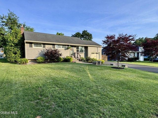 34 Venus Dr, Loudonville, NY 12211