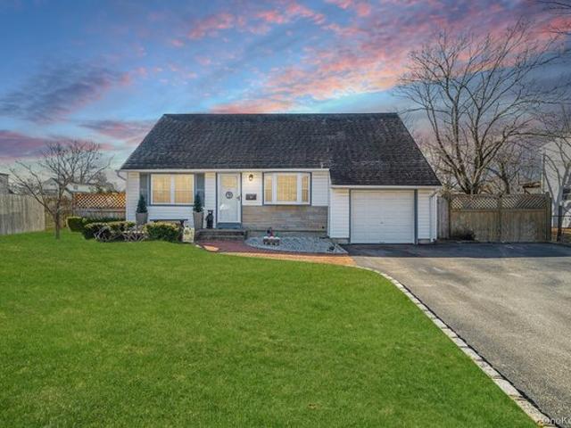 34 W Lakeland St, Bay Shore, NY 11706