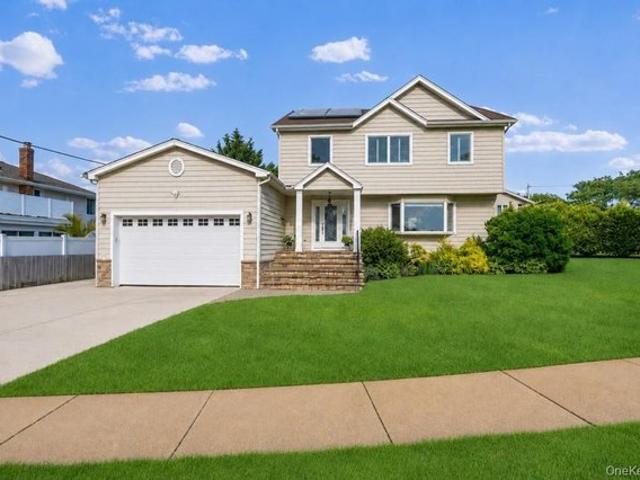 34 Admiral Rd, Massapequa, NY 11758