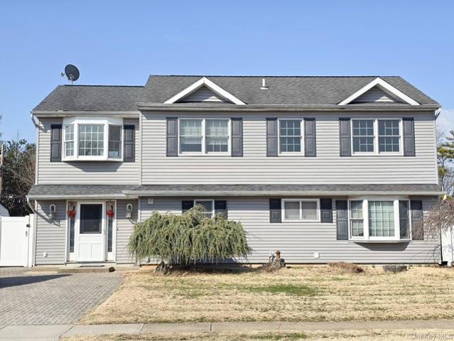 34 Arch Ln, Hicksville, NY 11801