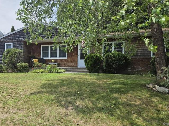 34 Barrett Ave, Bayport, NY 11705