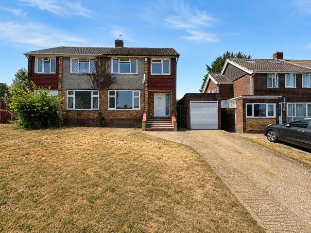 3/4 Bed Semi Detached, Deeds Grove. 3 bed semi detached house to rent £1,900 pcm £438 pw