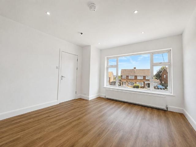 3/4 Bed Semi Detached, Deeds Grove, High Wycombe, Buckinghamshire, HP12 3PD