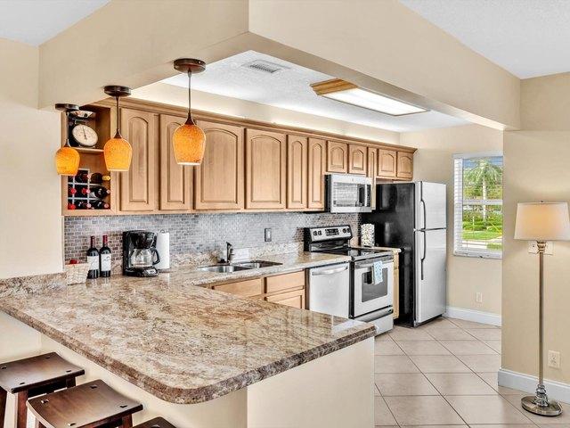 34 Colonial Club Dr Apt 204, Boynton Beach, FL 33435