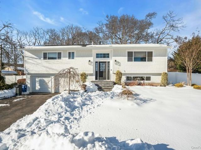 34 Corsa St, Dix Hills, NY 11746