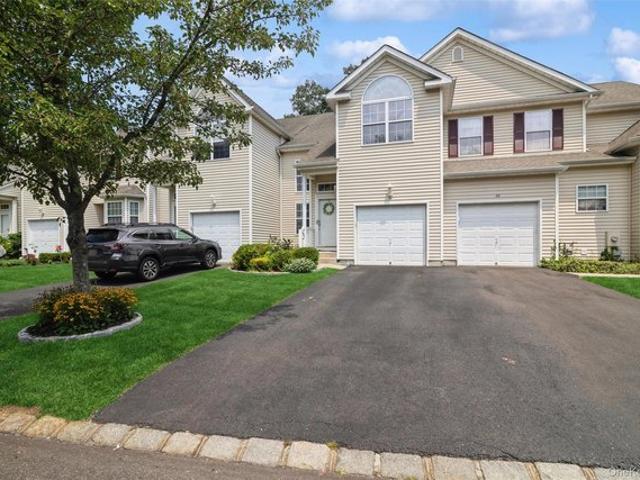 34 Cranberry Cir, Medford, NY 11763