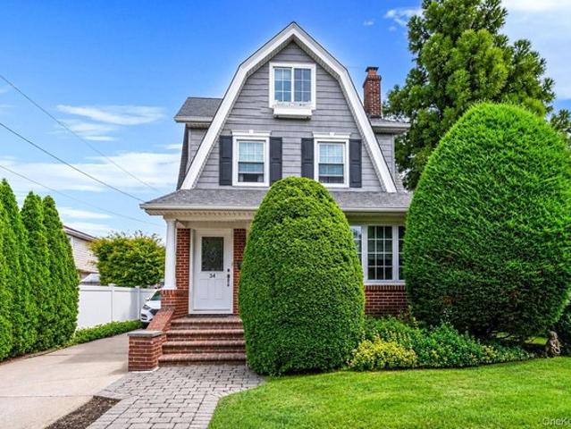 34 Drake St, Malverne, NY 11565