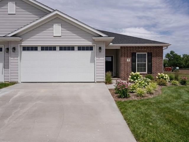 34 Frank Ct, Le Claire, IA 52753