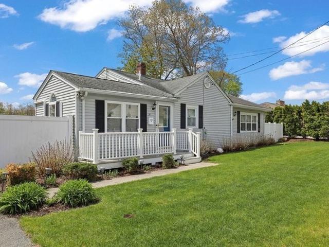 34 Harbeck St, Acushnet, MA 02743