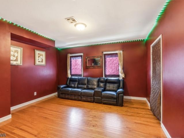 34 Hillman St