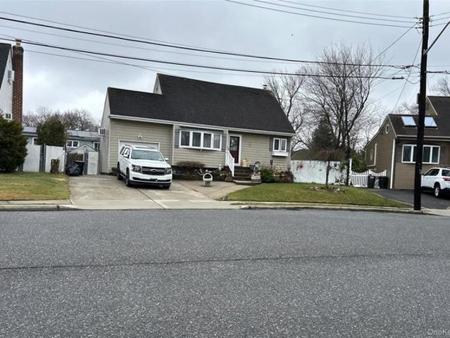 34 Karen St, West Babylon, NY 11704