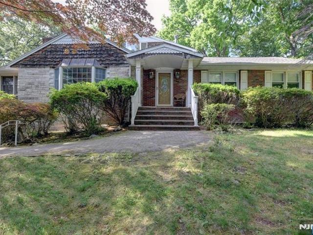 34 Knoll Rd, Wayne, NJ 07470