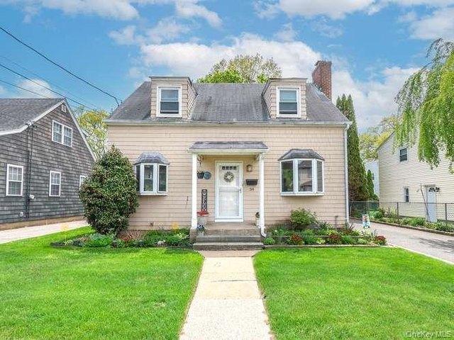 34 Maple St, Greenvale, NY 11548