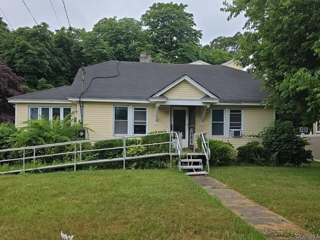 34 N Baldwin Pl, Massapequa, NY 11758
