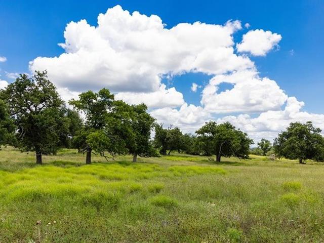 34 N Gretchen Grove Ln, Fredericksburg, TX 78624