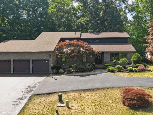 34 Oaktree Ln, Niskayuna, NY 12309