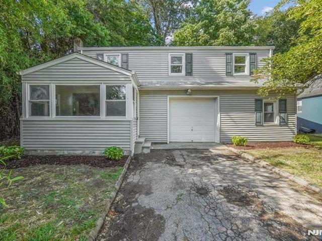 34 Oak St, Bloomingdale, NJ 07403
