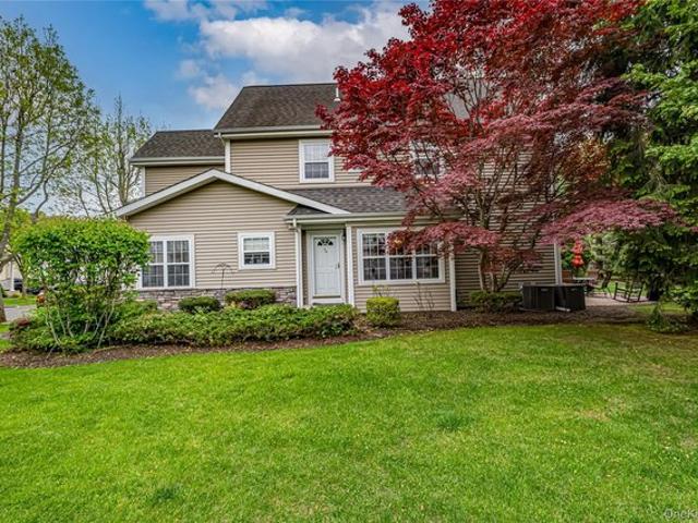 34 Paddington Cir, Smithtown, NY 11787