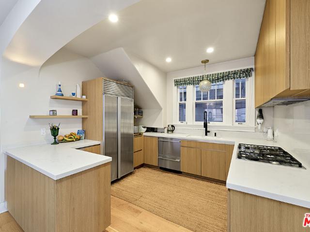 34 Park Ave, Venice, CA 90291 | MLS #26721 | Compass