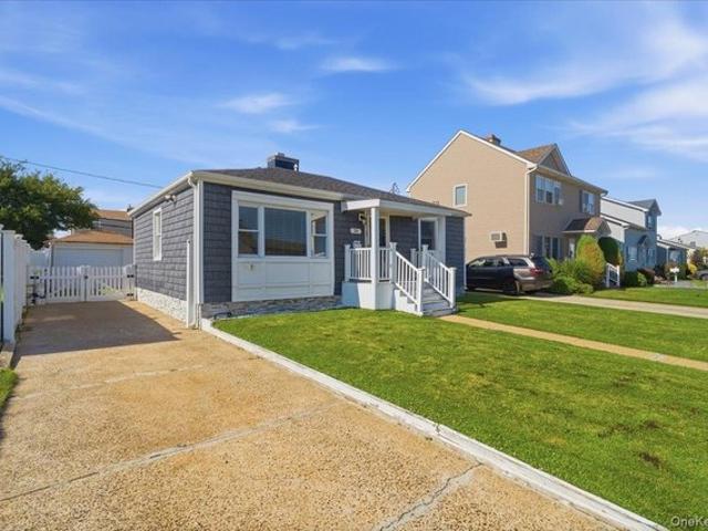 34 Polk St, Freeport, NY 11520