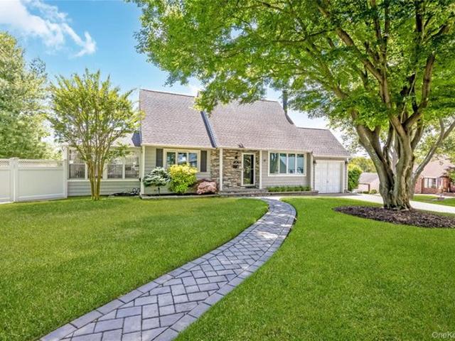 34 Ridge Rd, Farmingdale, NY 11735