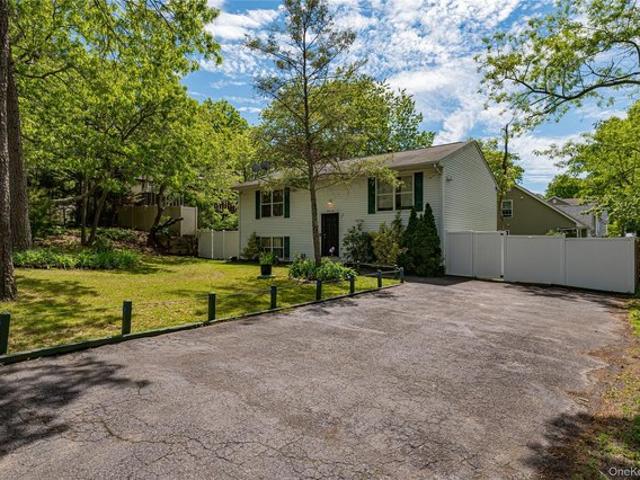 34 Roberts St, Mastic, NY 11950