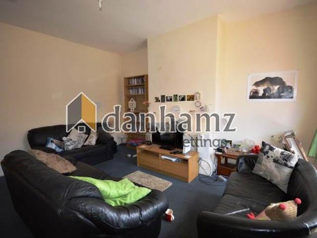 34 Royal Park Avenue Hyde Park Leeds. 3 bed house to rent £1,556 pcm £359 pw