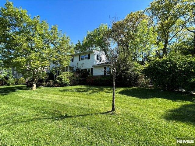 34 S Virginia Ct, Englewood Cliffs, NJ 07632