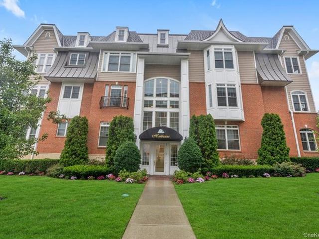 34 Shady Ln, Westbury, NY 11590