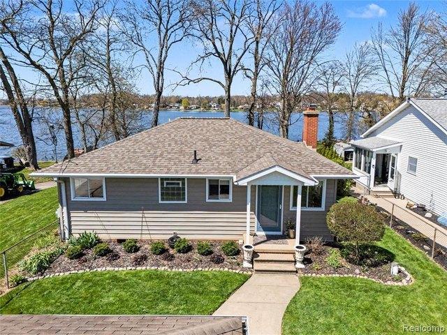 3504 Loon Lake Ct, Fenton, MI 48451