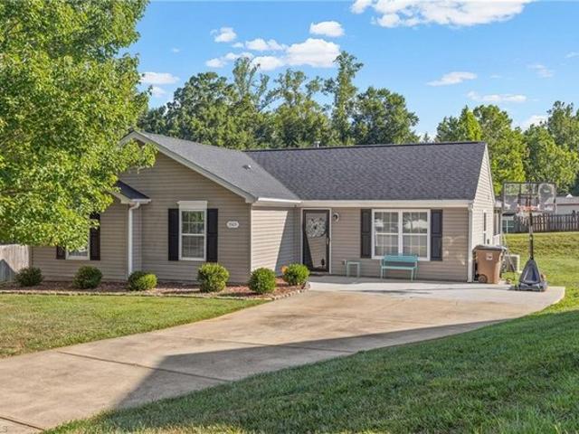 3505 Throughbrook Ct, Greensboro, NC 27405