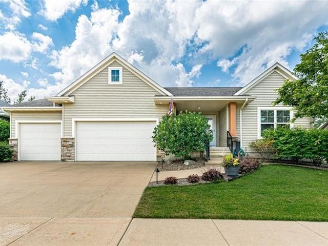 3509 Fitzroy Rd, Hiawatha, IA 52233