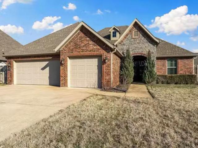 3500 SW 8TH ST, BENTONVILLE, AR 72712 Single Family Residence.