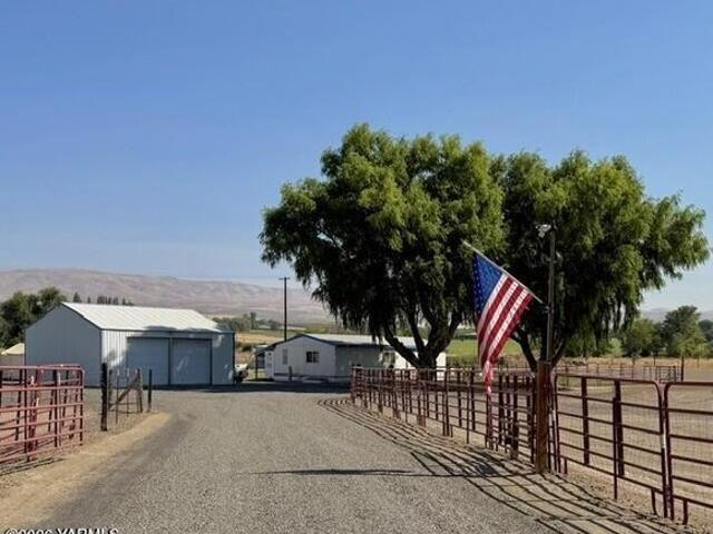 3501 Desmarais Rd, Moxee, WA 98936