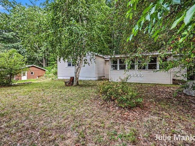 3502 Holiday Dr, Greenville, MI 48838
