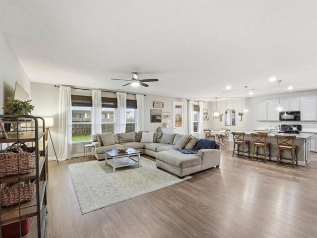 3502 Saxton Green Rd, Pearland, TX 77584